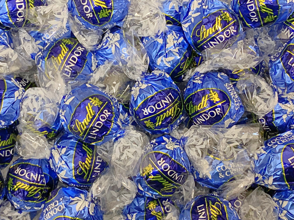 Cookies & Cream White Chocolate Lindt Lindor – Chocolate Emporium